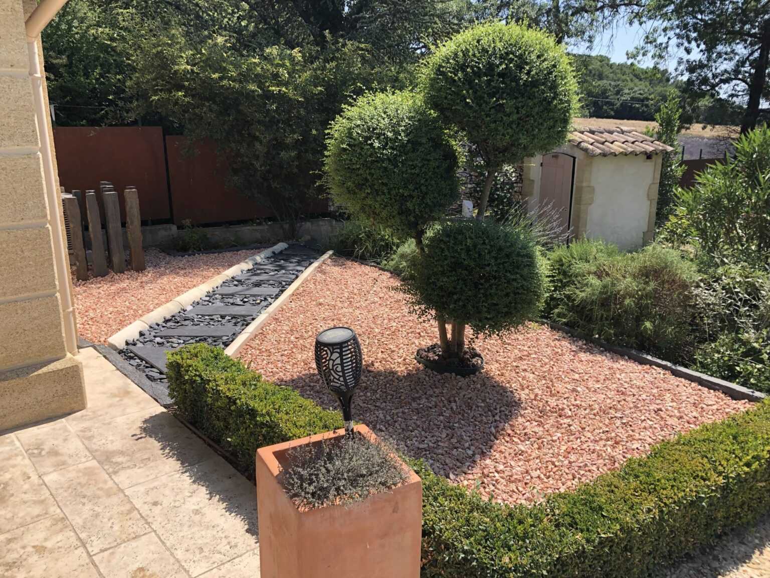 Un jardin minéral en gravier rose à Miramas - Carriere Vila